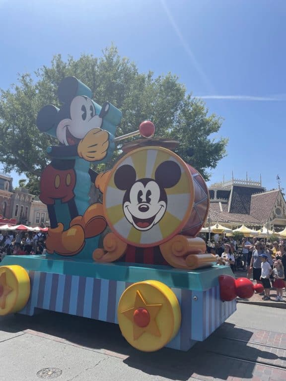 ULTIMATE Disneyland Itinerary for toddlers - Wandermust Family